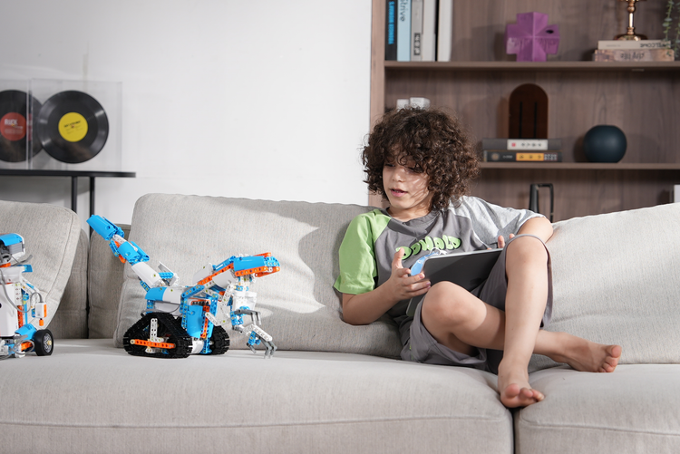 WhalesBot: Leading STEM Education Products for Ages 3-22